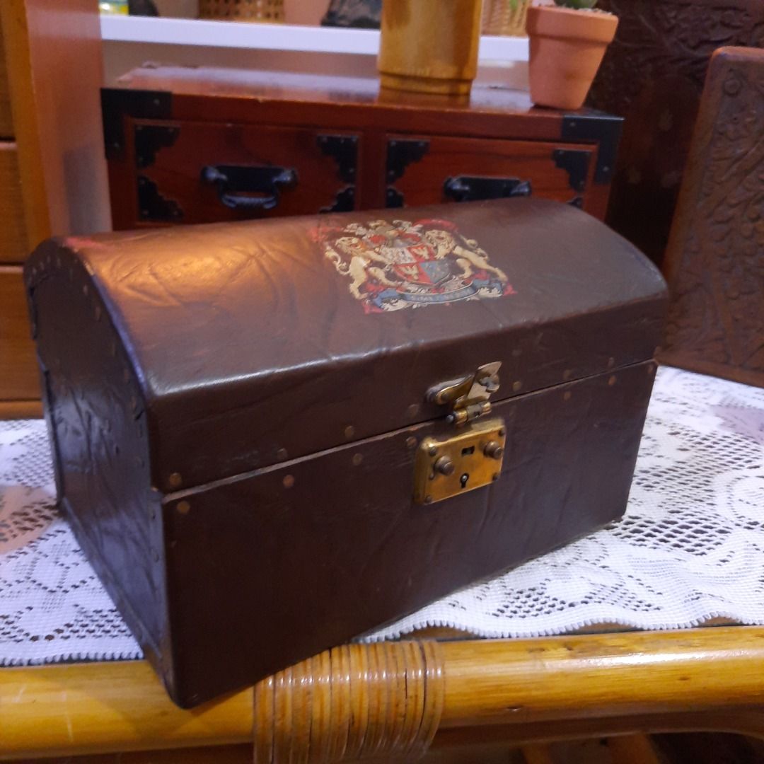 1940's Vintage Rare Leather mini chest box with Aimez Verite Crest ...