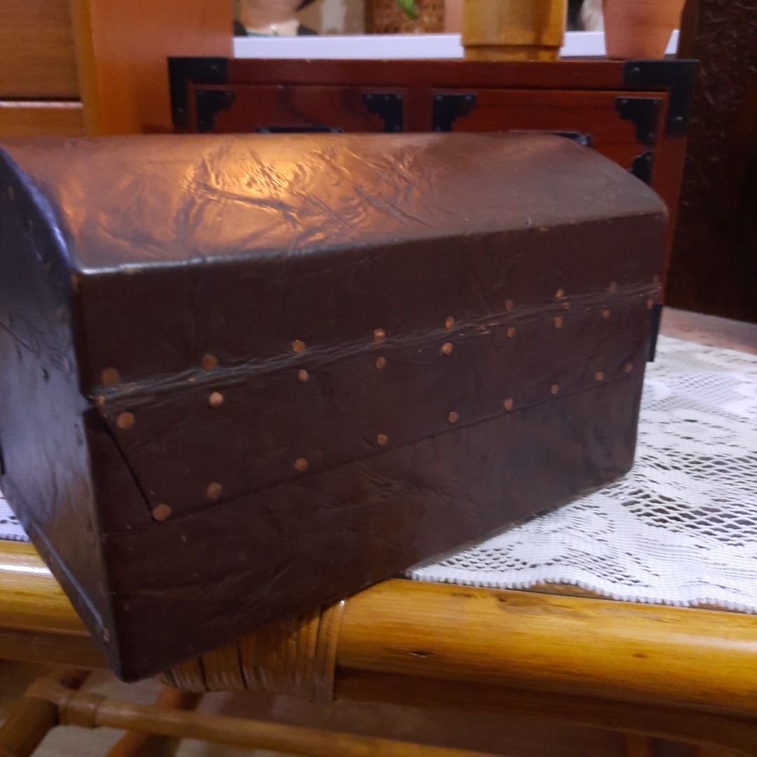 1940's Vintage Rare Leather mini chest box with Aimez Verite Crest ...