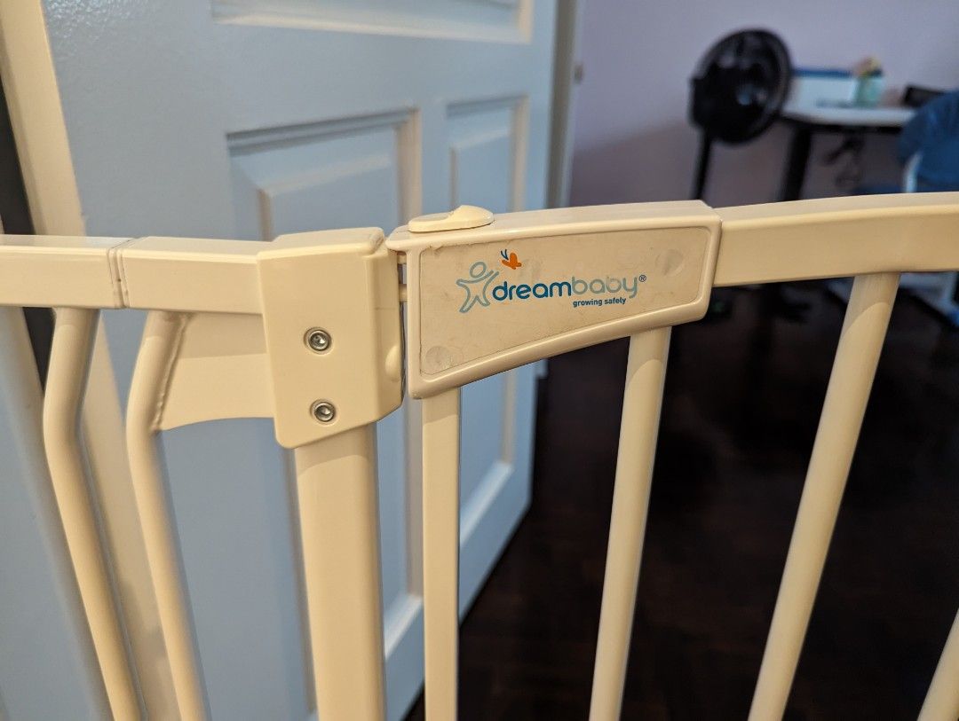 Dreambaby Chelsea Baby Safety Gate 75cm tall, Babies & Kids, Baby ...