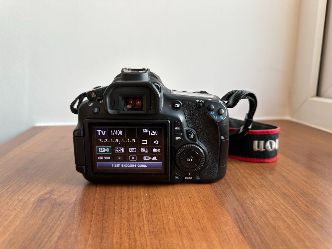 DSLR CANON 60D + 18-200mm KIT LENS + 50mm f/1.8 LENS + NISSIN DI 886 ...
