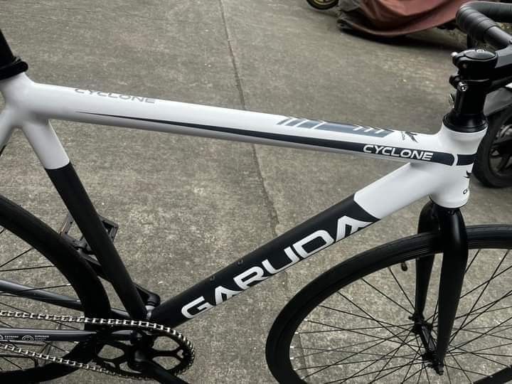 GARUDA CYCLONE ALLOY FIXIE V2 700C X 23C (2TONE COLOR), Sports ...