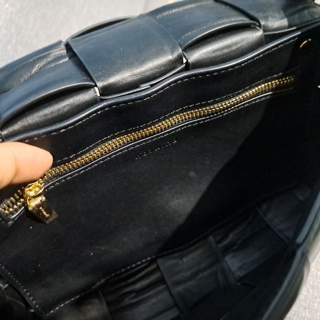 Hotwind banig bag, Women's Fashion, Bags & Wallets, Cross-body Bags on ...