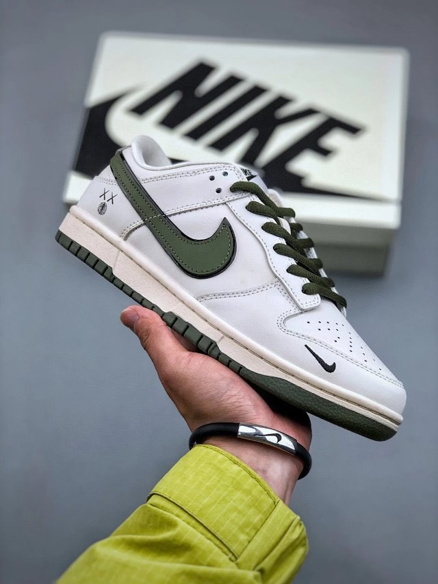 ‼️Nike Dunk Low x Kaws‼️, Men's Fashion, Footwear, Sneakers on Carousell