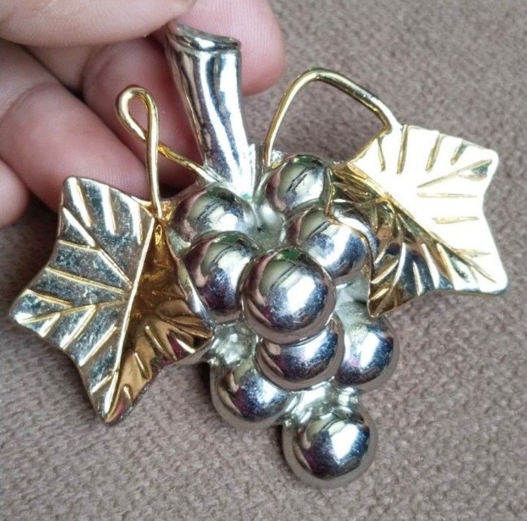 VINTAGE MJ GRAPES BROOCH, Women's Fashion, Jewelry & Organizers ...