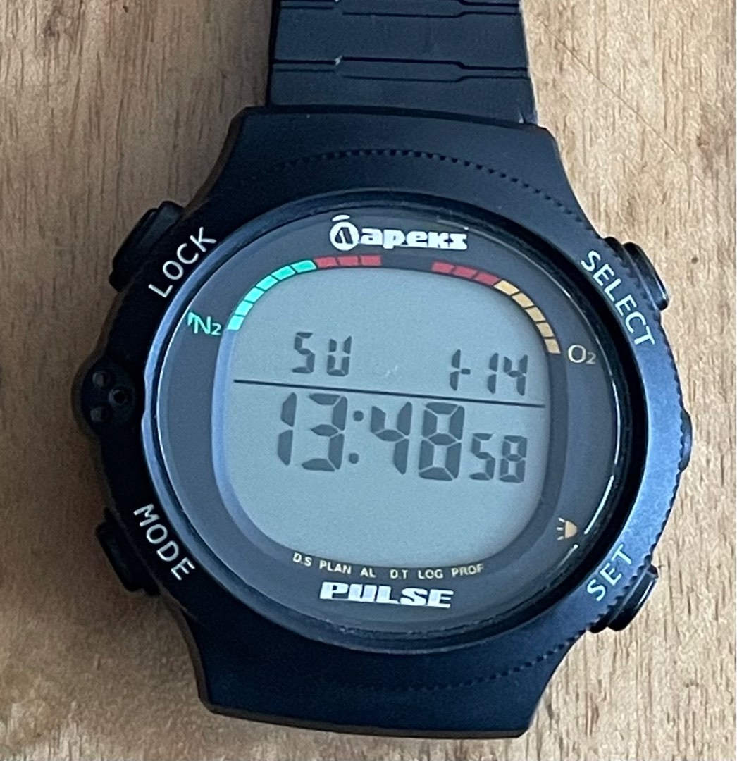 APEKS PULSE Nitrox Dive Computer Watch, Sports Equipment, Sports & Games, Water Sports on Carousell