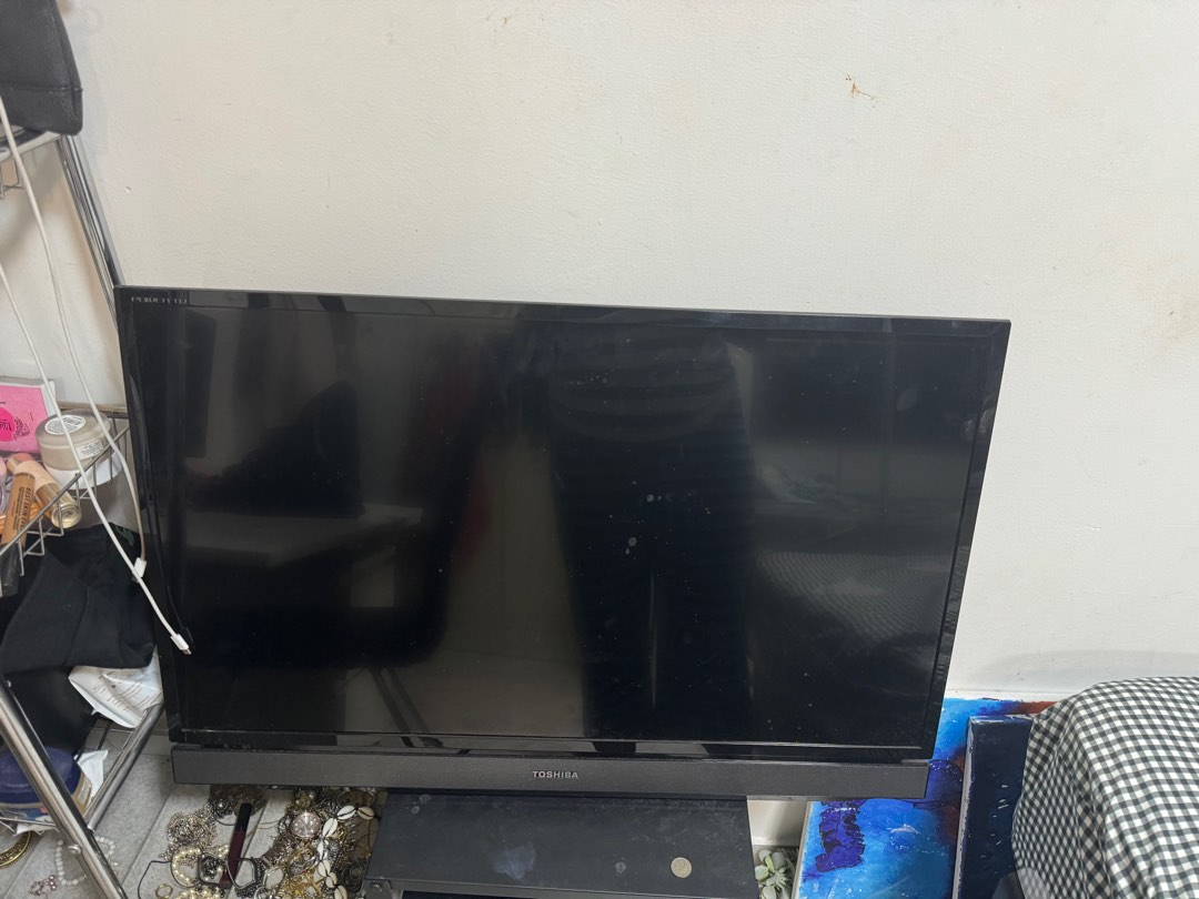 Toshiba 32 inches TV, TV & Home Appliances, TV & Entertainment, TV on ...