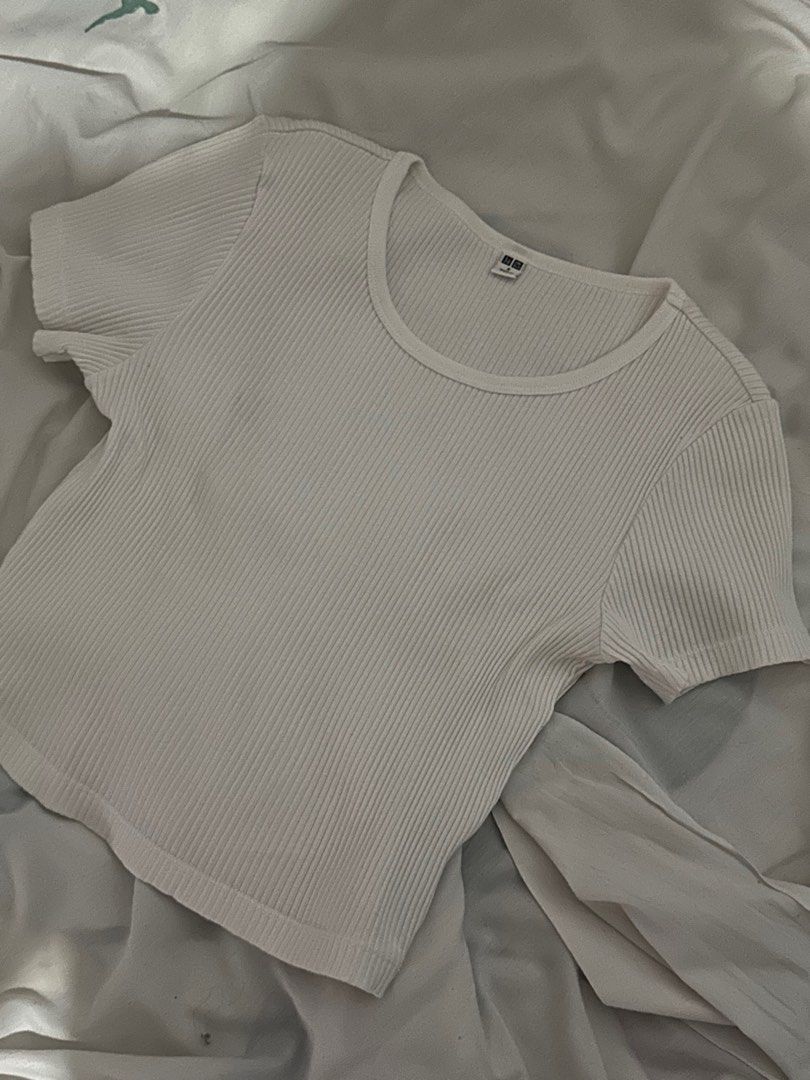 uniqlo basic white top, Women's Fashion, Tops, Shirts on Carousell