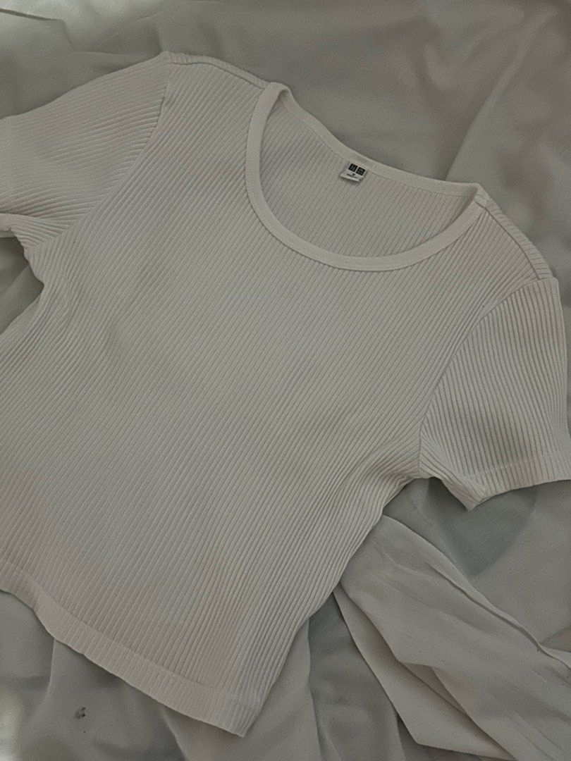 uniqlo basic white top, Women's Fashion, Tops, Shirts on Carousell