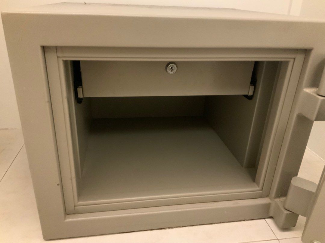 Very well-maintained CHUBB Cobra Elite combination safe., Furniture ...