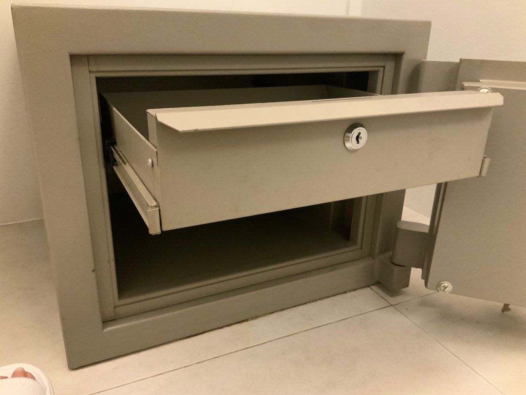 Very well-maintained CHUBB Cobra Elite combination safe., Furniture ...