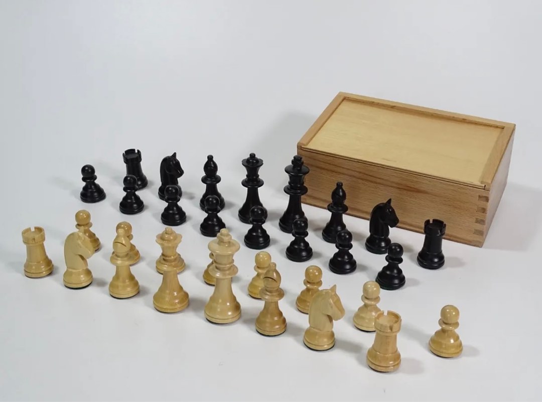 Vintage Huk Swiss Chess Pieces with Storage Box (75mm), Hobbies & Toys ...