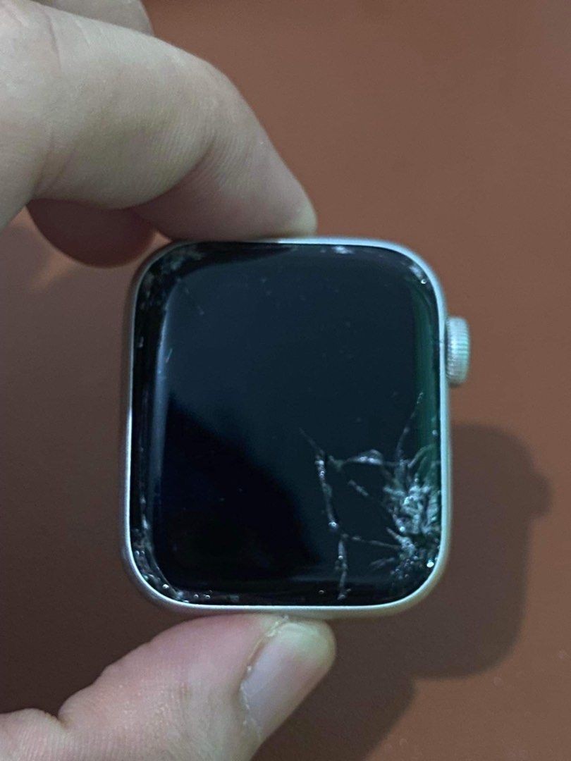 Apple watch SE 1 (Cracked screen but fully functioning), Mobile Phones ...