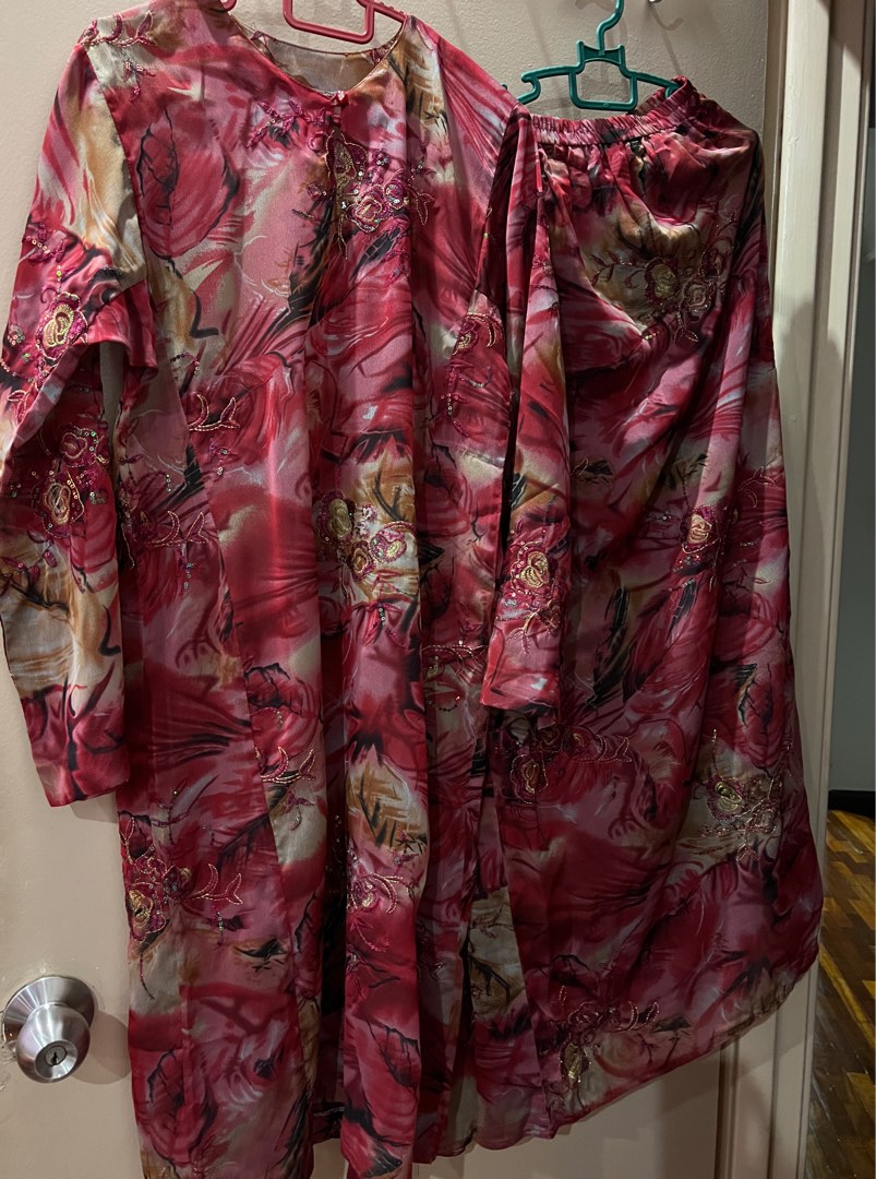 Baju Kurung Merah bercorak, Women's Fashion, Muslimah Fashion, Baju ...