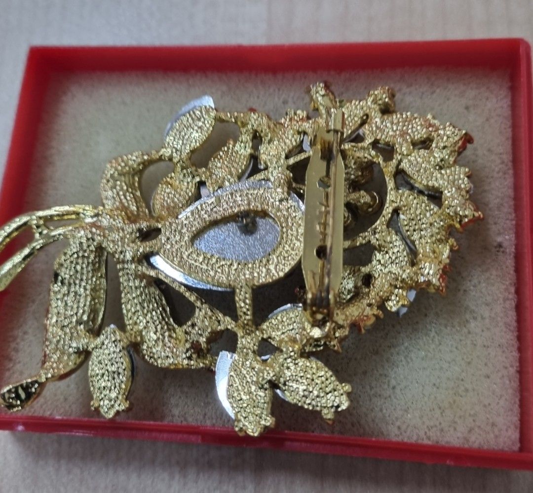 Brooch, Women's Fashion, Jewelry & Organisers, Brooches on Carousell