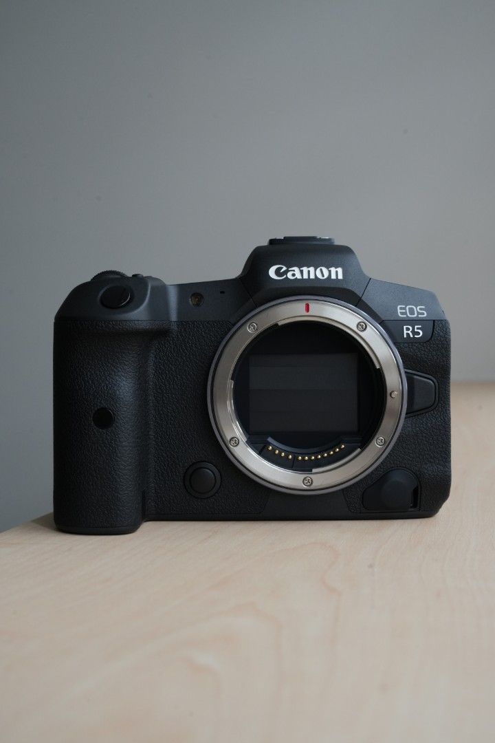Canon EOS R5 Mirrorless body with CFExpress card type B and L-plate (w ...