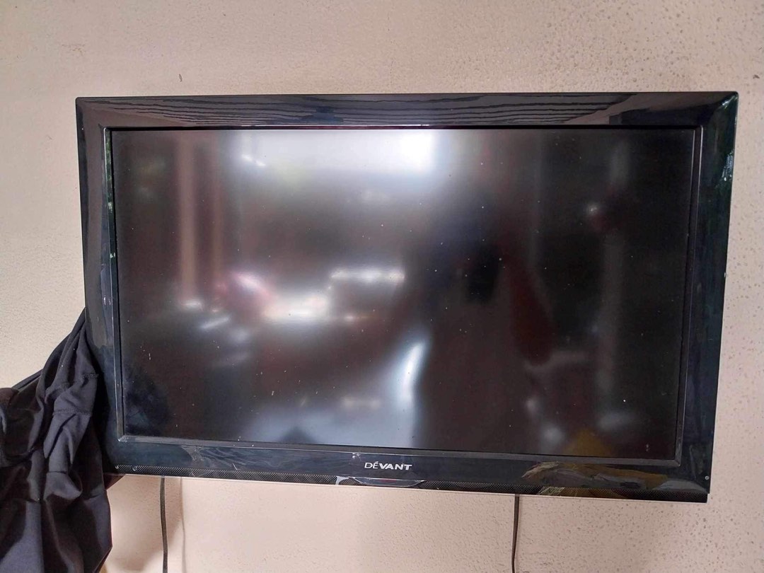 Devant 32” Lcd tv w/ wall mount bracket, TV & Home Appliances, TV ...