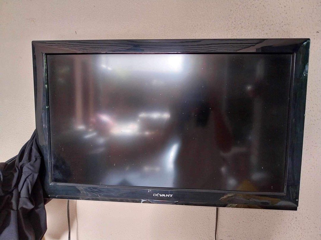 Devant 32” Lcd tv w/ wall mount bracket, TV & Home Appliances, TV ...