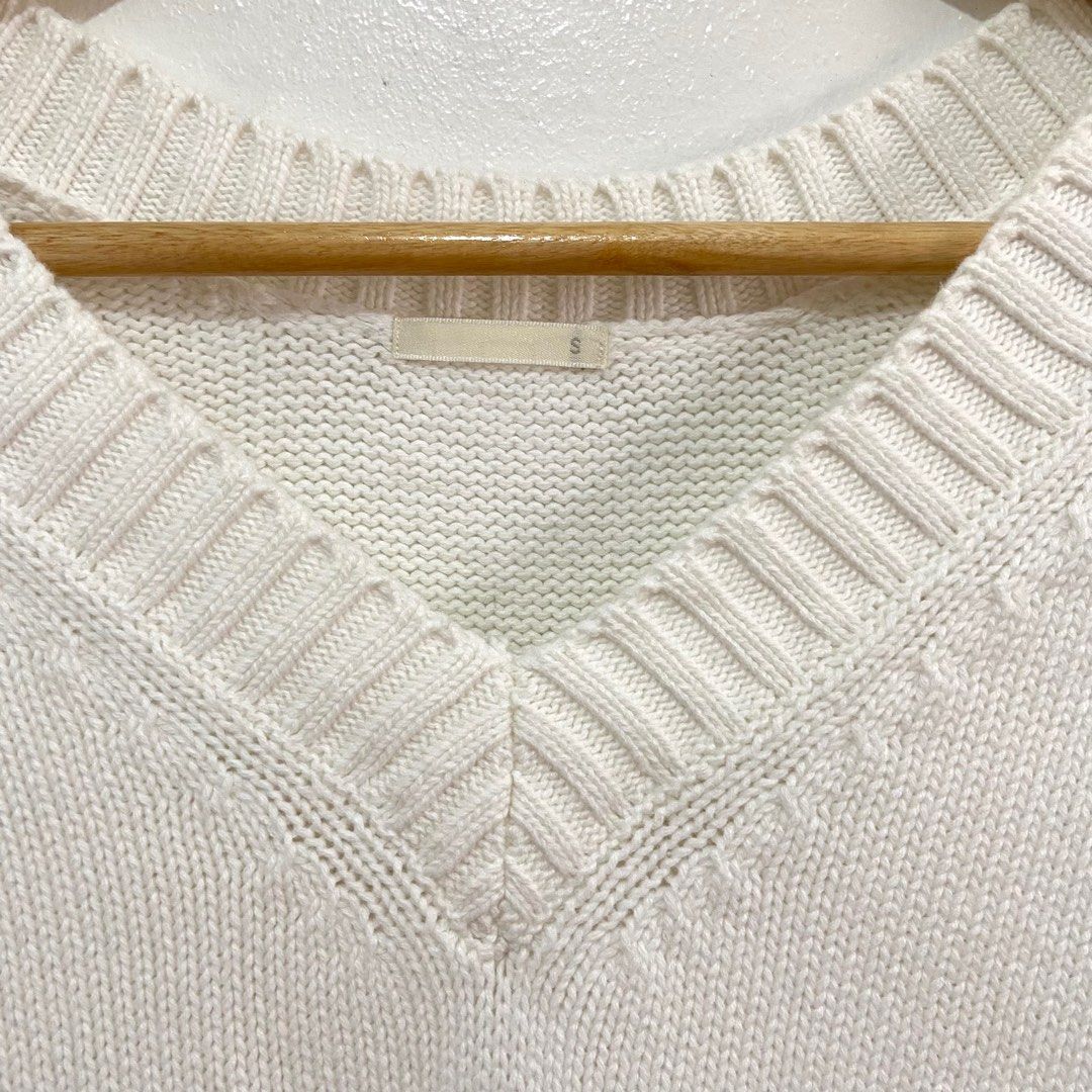 GU White Knitted Vest, Women's Fashion, Tops, Sleeveless on Carousell