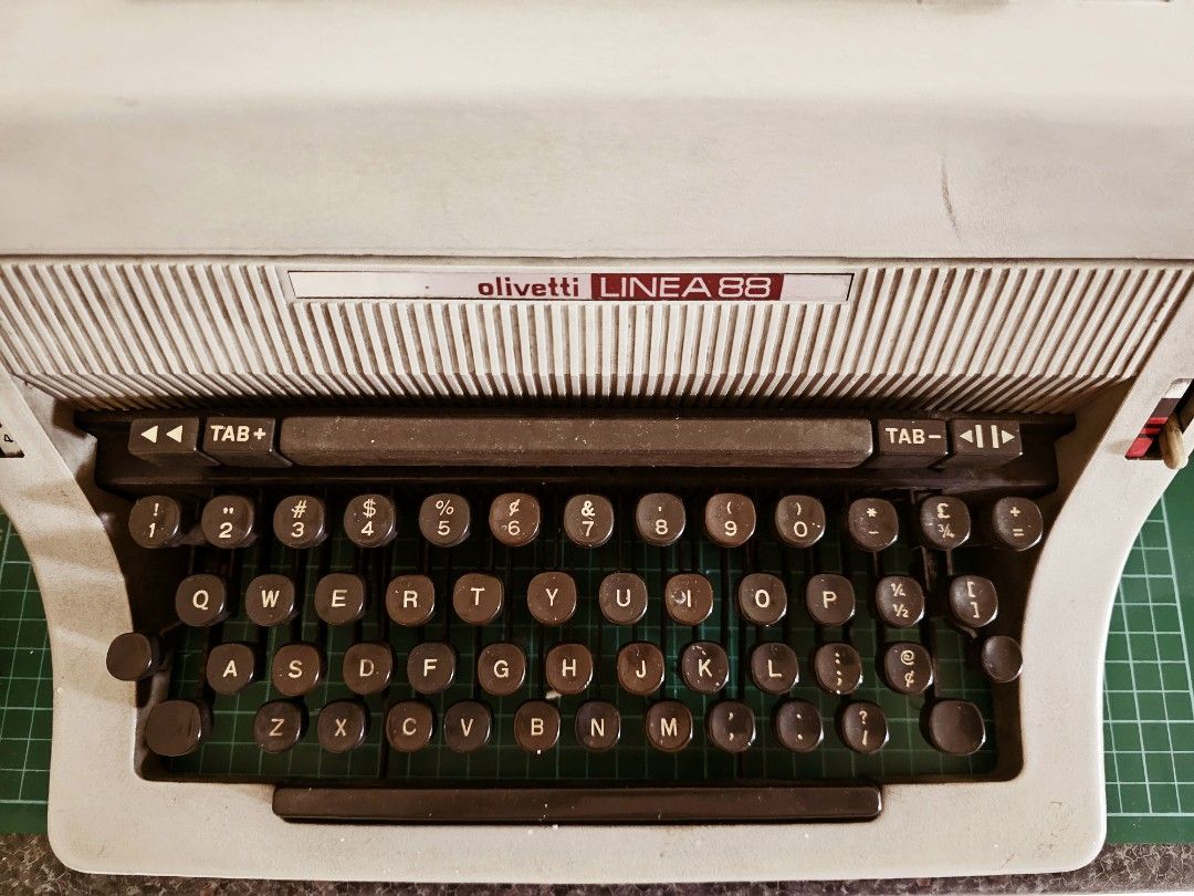 Olivetti Linea 88 Manual Typewriter, Hobbies & Toys, Memorabilia ...