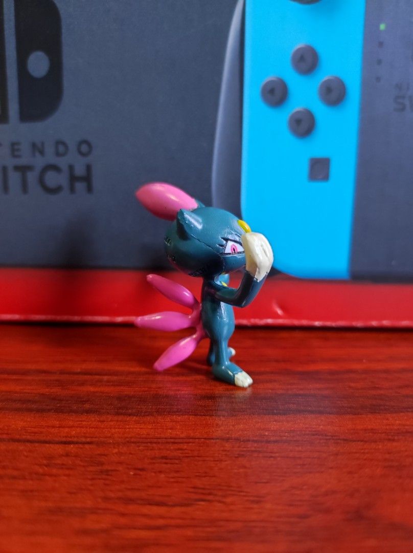 Pokemon Figures - Sneasel and Weavile, Hobbies & Toys, Toys & Games on ...