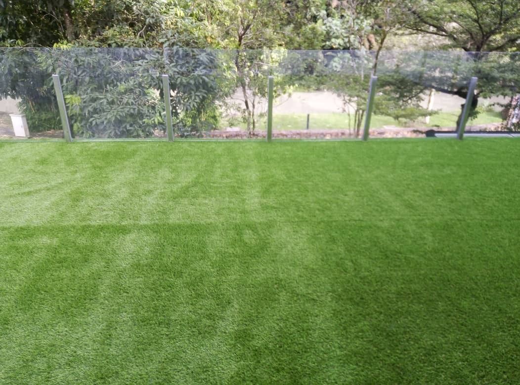 Ruangan laman semakin berseri dan cantik dengan rumput tiruan ...