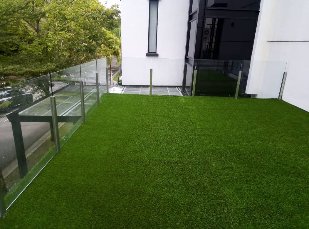 Ruangan laman semakin berseri dan cantik dengan rumput tiruan ...