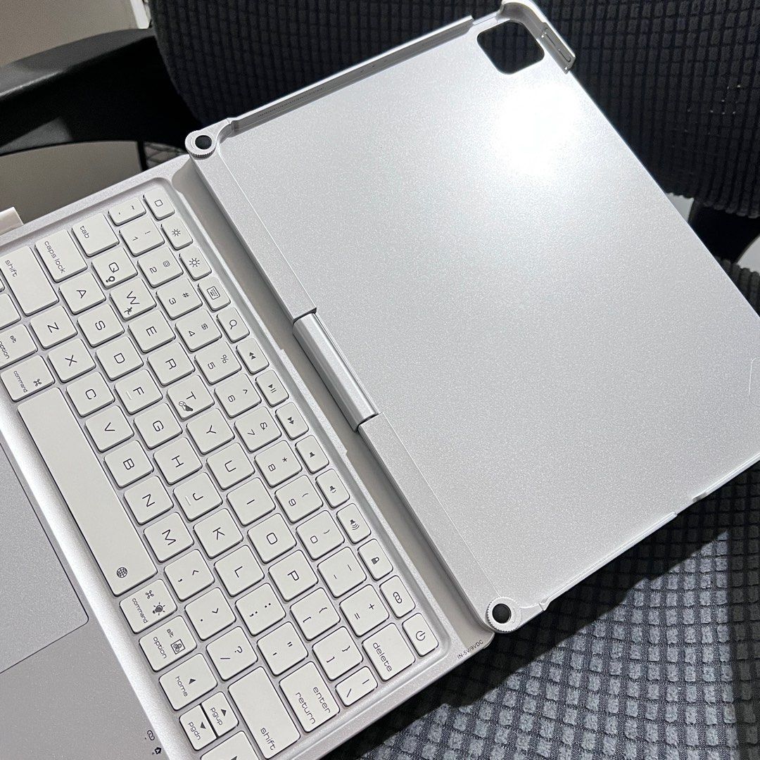 magic keyboard w/ touchpad for iPad air 4/5, Mobile Phones & Gadgets ...