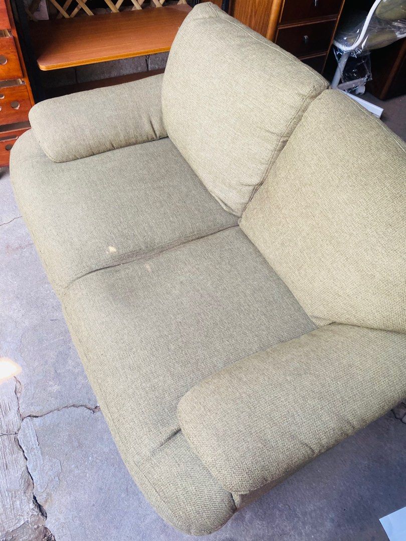 2 SEATERS SOFA BULKY FOAM HEAVY WOOD FRAME IN GOOD CONDITION SIZE 54L x ...