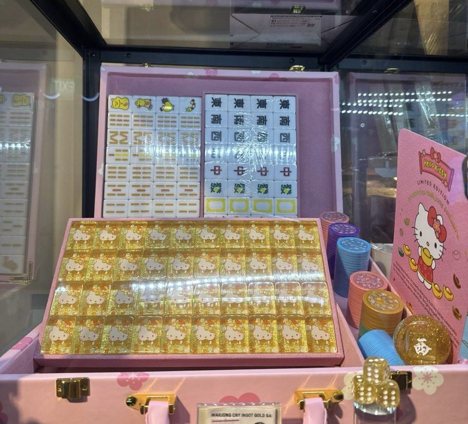 Authentic Sanrio Mahjong Set Hello Kitty Gold colour, Hobbies & Toys ...