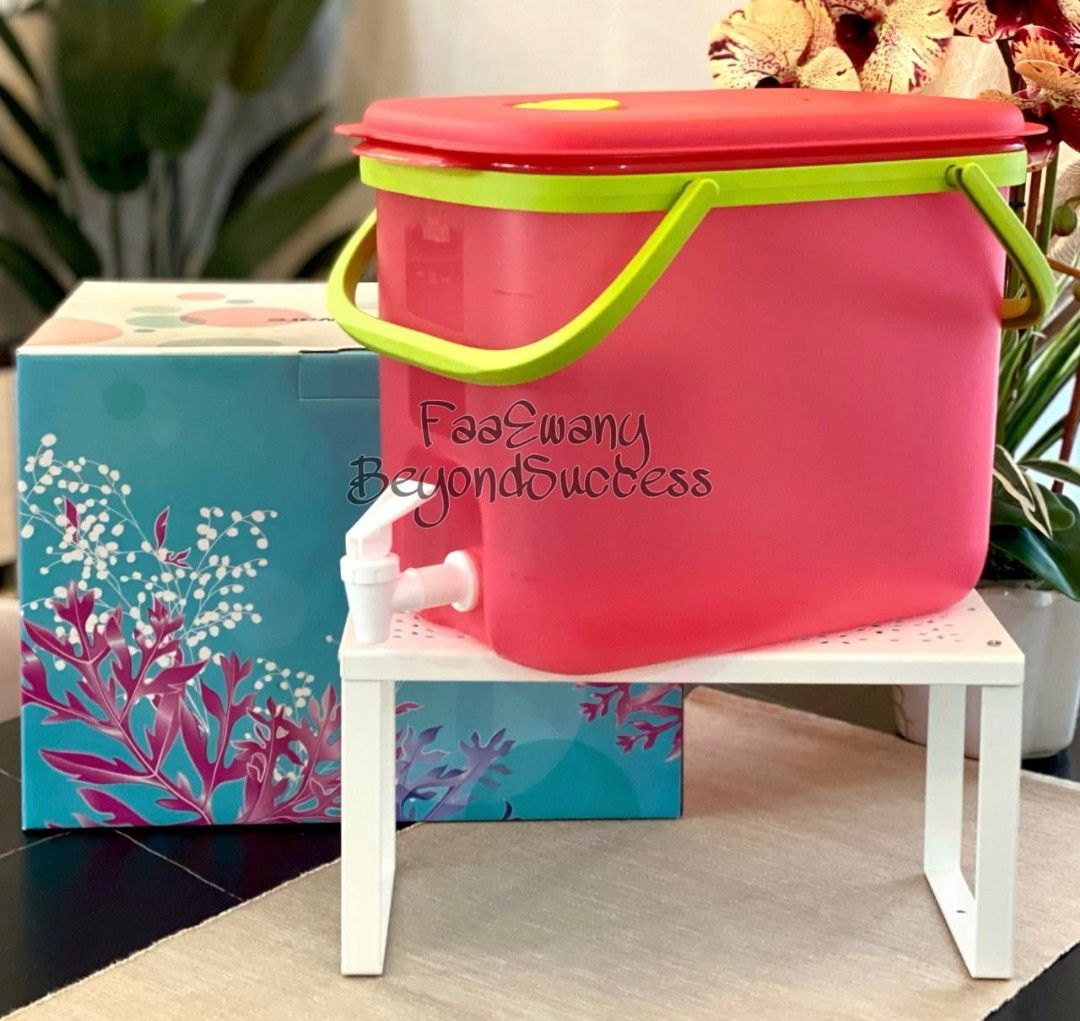 Bekas air 10L tupperware, Furniture & Home Living, Kitchenware ...