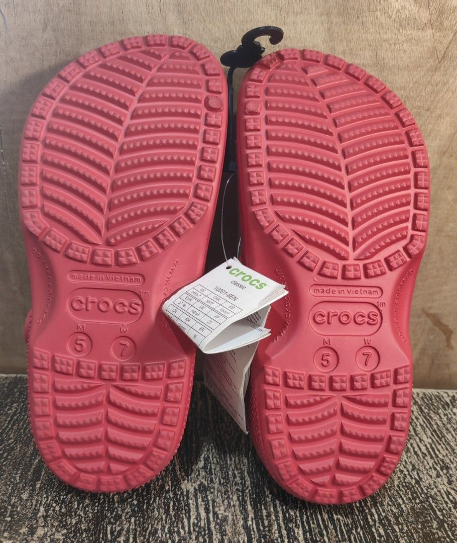 Crocs (w7), Women's Fashion, Footwear, Slippers and slides on Carousell