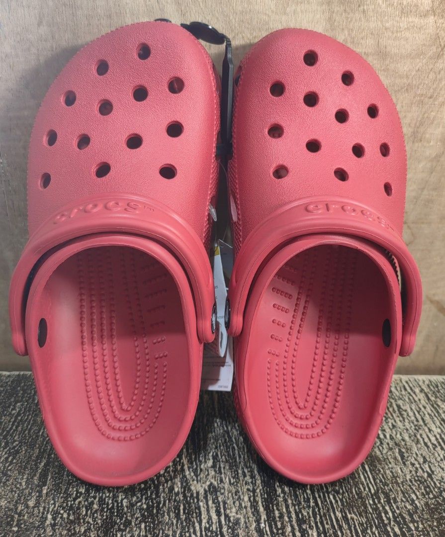 Crocs (w7), Women's Fashion, Footwear, Slippers and slides on Carousell