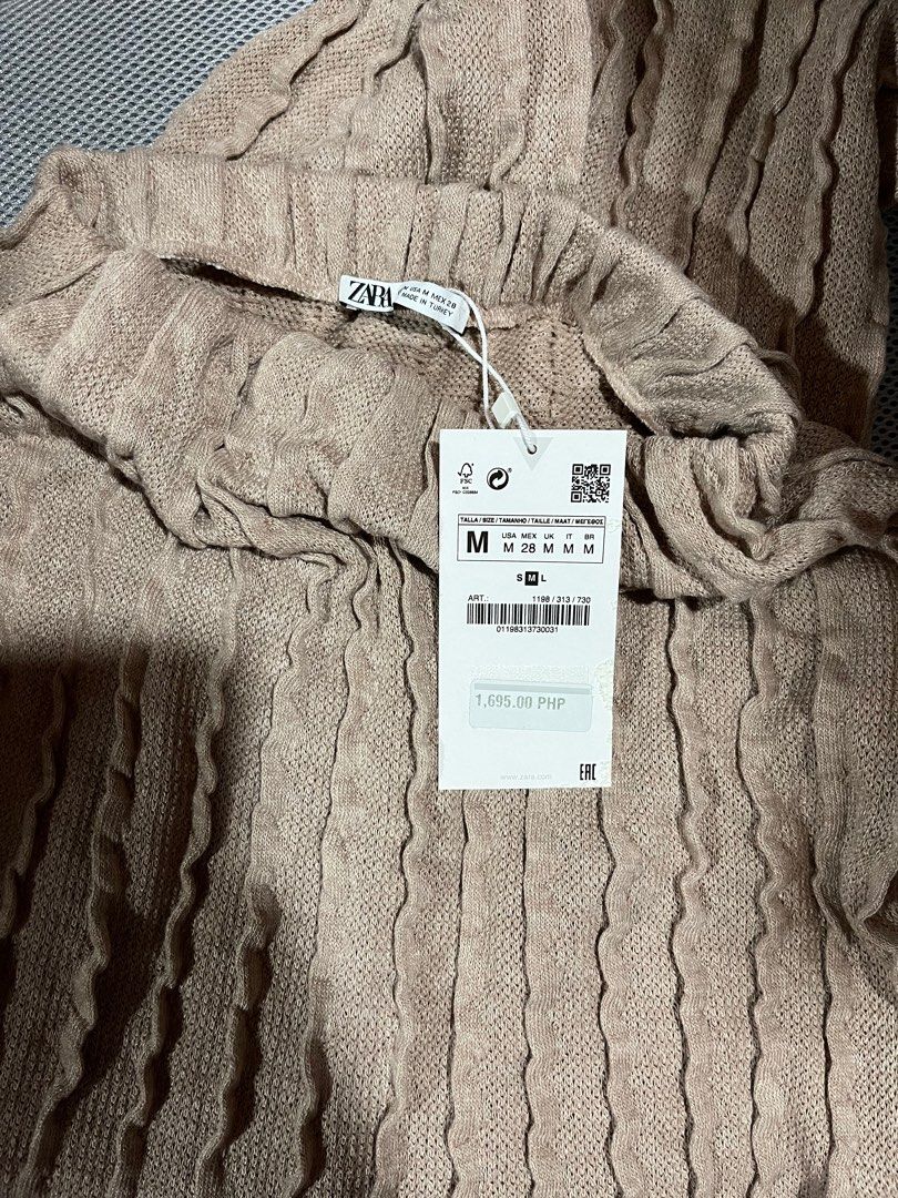 Zara BNWT Textured Skirt, Women's Fashion, Bottoms, Skirts on Carousell