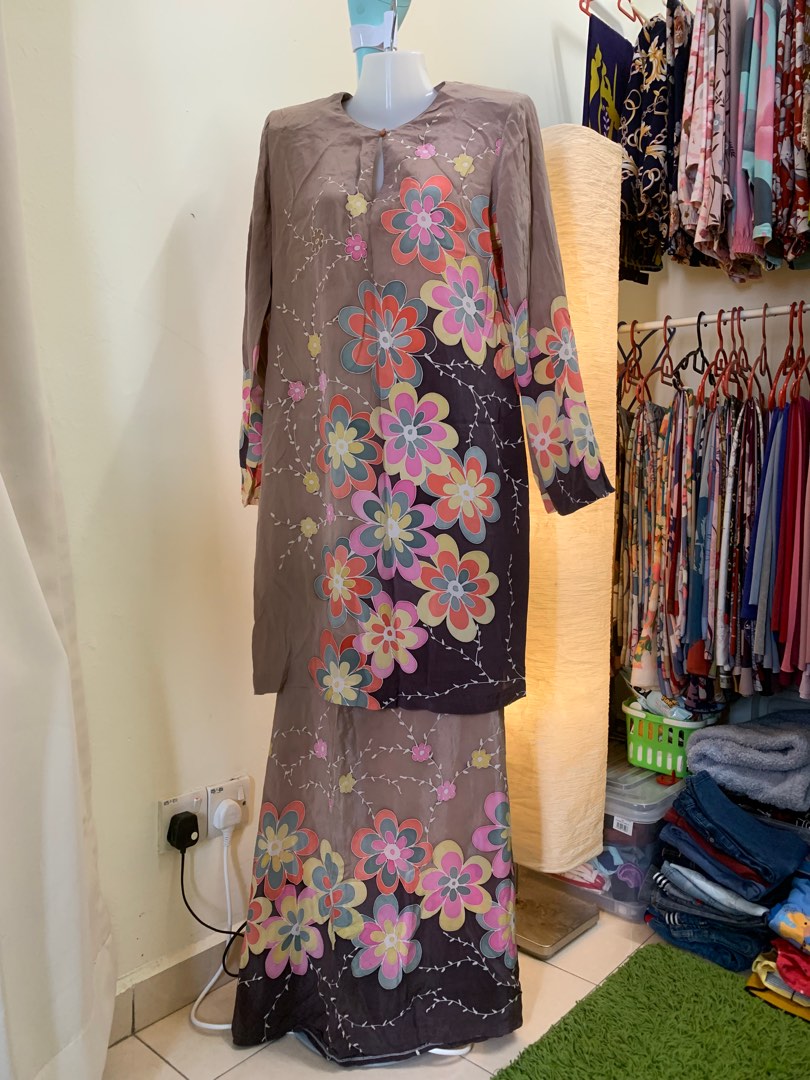 Baju kurung batik crepe, Women's Fashion, Muslimah Fashion, Baju Kurung ...