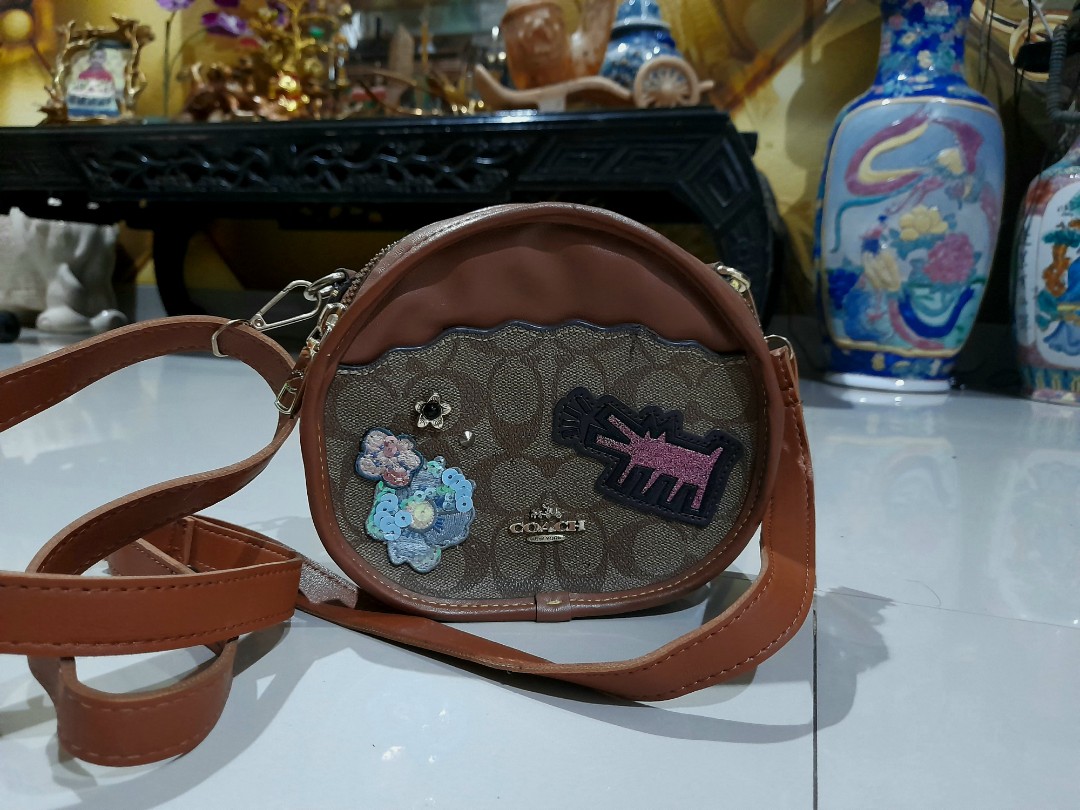 Coach bulat, Barang Mewah, Tas & Dompet di Carousell