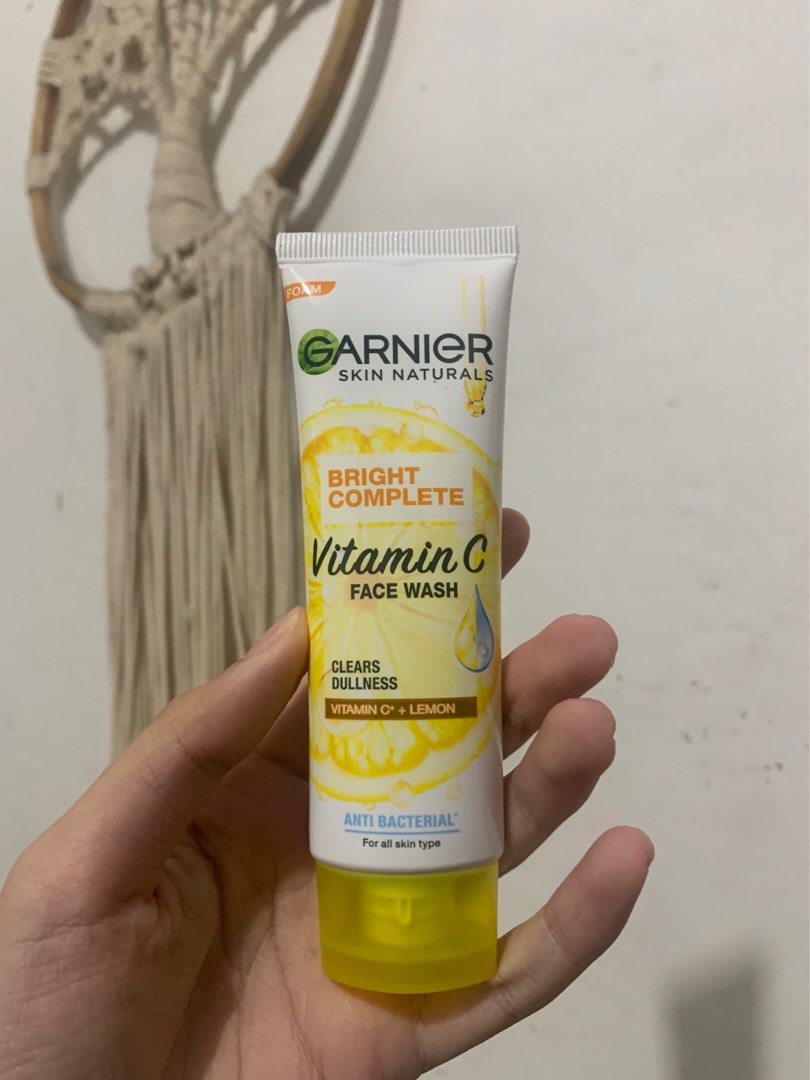 Garnier Light Complete Face Wash 50ml, Kesehatan & Kecantikan, Kulit ...