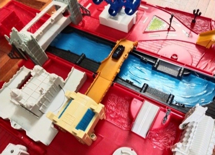 Hamleys London bus Transforming playset toy, Hobbies & Toys, Toys ...