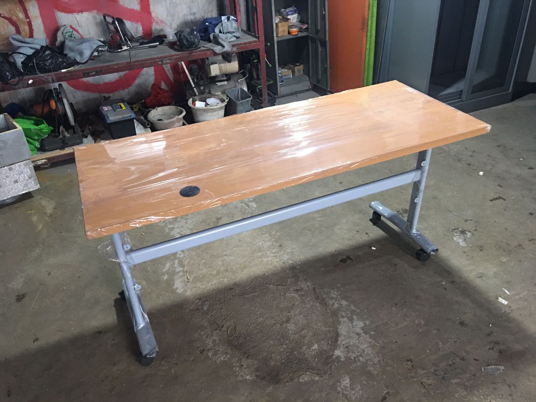Meja lipat kaki besi roda uk 150 x 60 x 75, Perabotan Rumah di Carousell