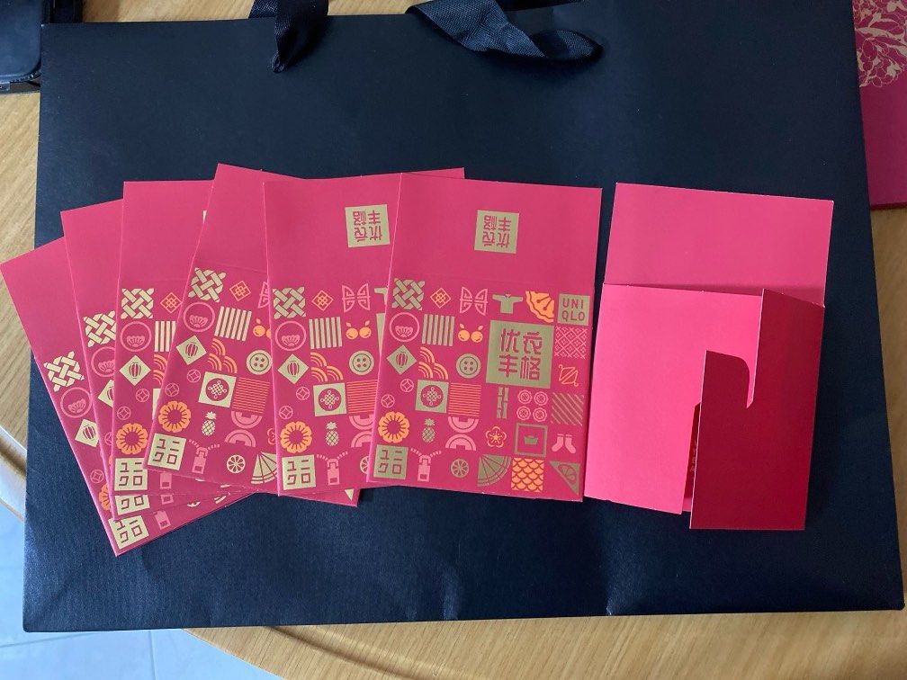Red Packets (Uniqlo), Hobbies & Toys, Memorabilia & Collectibles ...