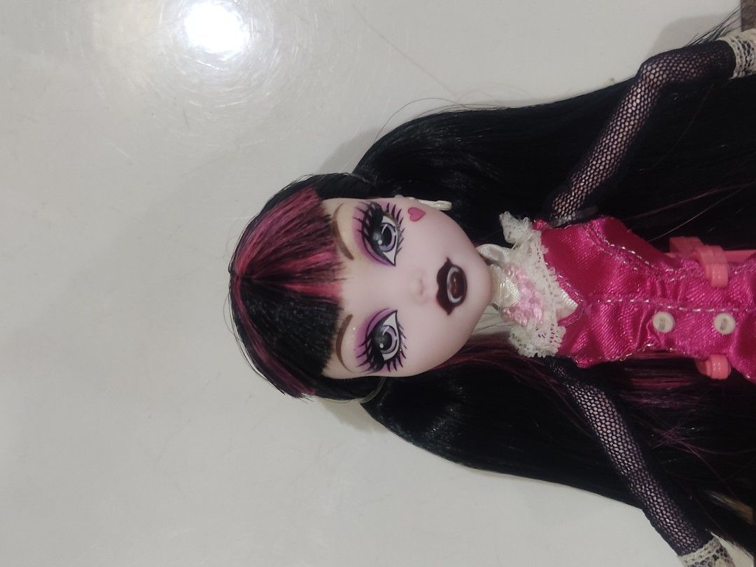 Basic Draculaura wave 1, Hobbies & Toys, Toys & Games on Carousell
