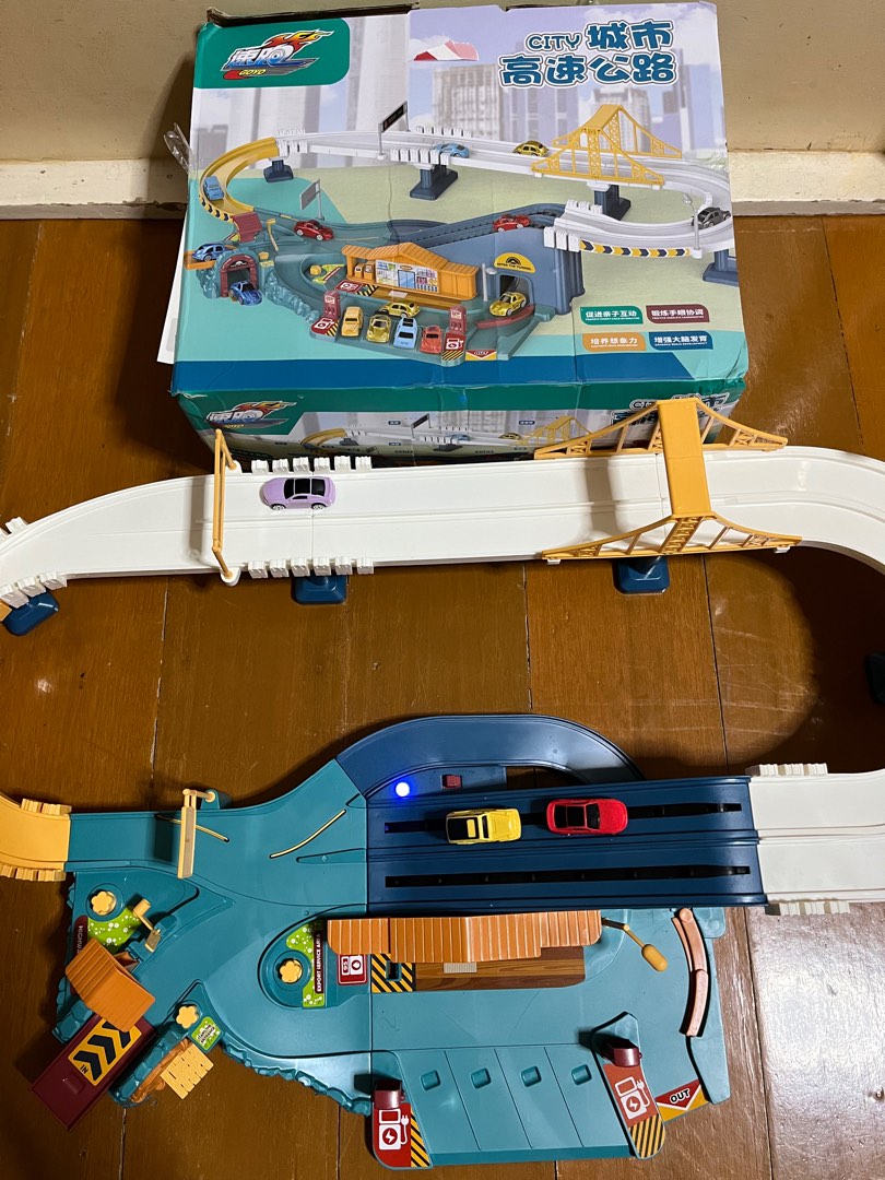 City Expressway with 4 cars, Hobbies & Toys, Toys & Games on Carousell