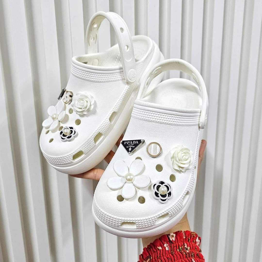 Crocs kasut budak, Women's Fashion, Footwear, Sneakers on Carousell