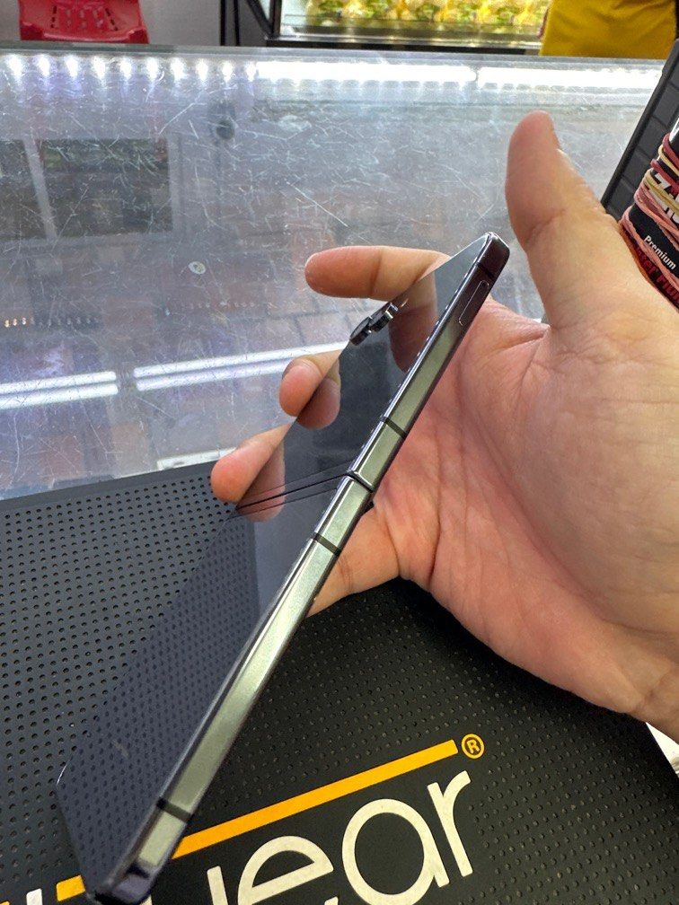 Galaxy Z Flip 5 Graphite 256GB, Mobile Phones & Gadgets, Mobile Phones ...