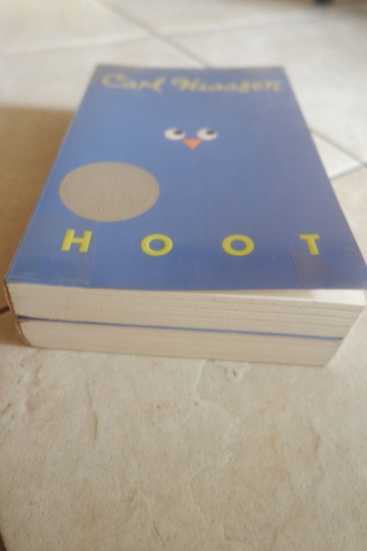 Hoot by Carl Hiaasen, Hobbies & Toys, Books & Magazines, Fiction & Non ...