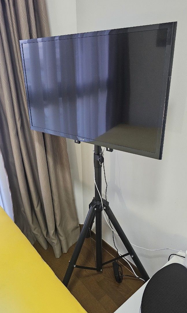Samsung TV UA32J4303AK + Tripod TV Stand, TV & Home Appliances, TV ...