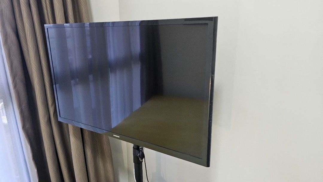 Samsung TV UA32J4303AK + Tripod TV Stand, TV & Home Appliances, TV ...