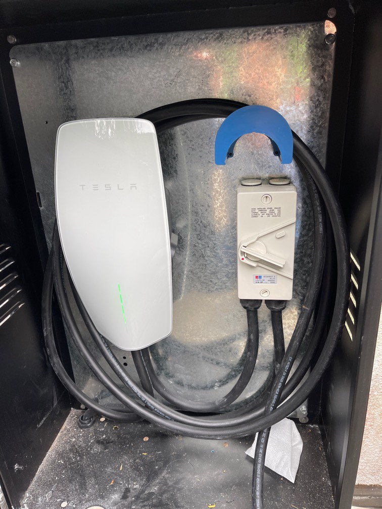 Tesla wall connector gen 3 / 掛牆充電, 汽車配件, 電子配件 - Carousell