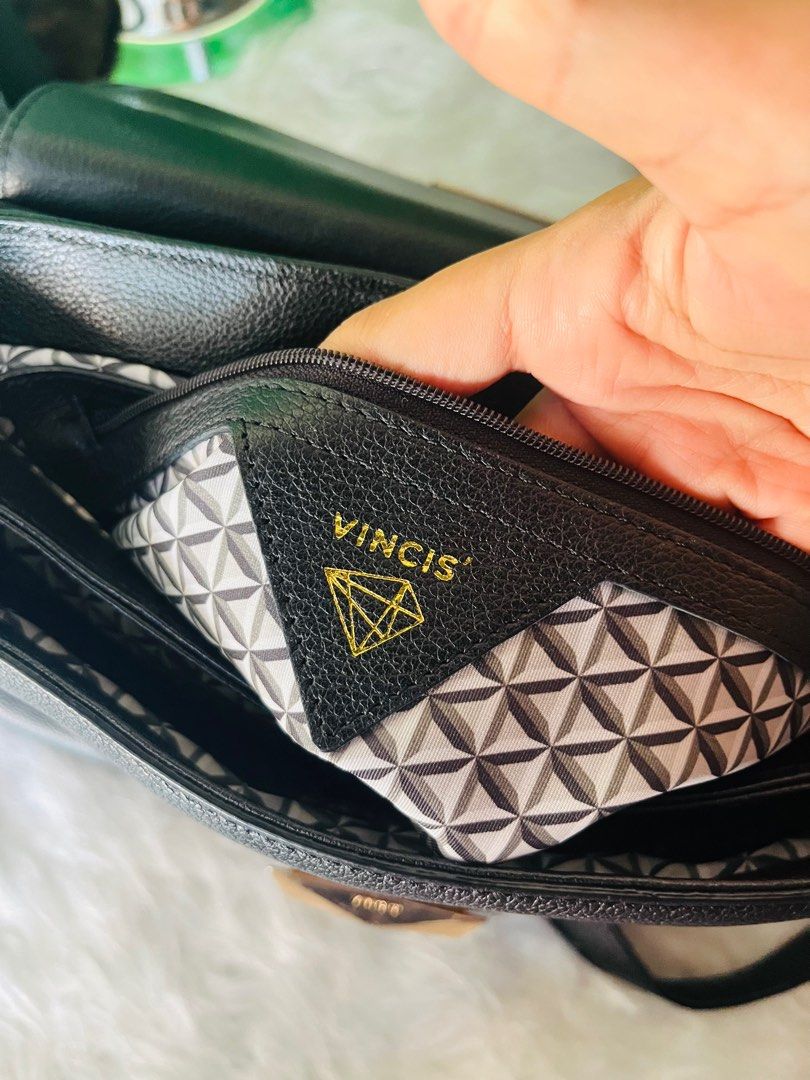 Vincis Bench Two way bag black, Women's Fashion, Bags & Wallets ...