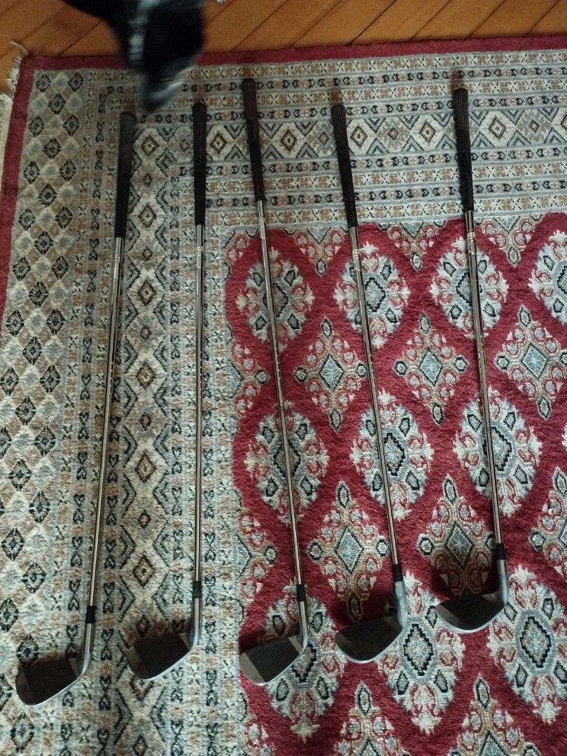 Golf starter kit with irons, woods and putter Wilson, howson and regal ...