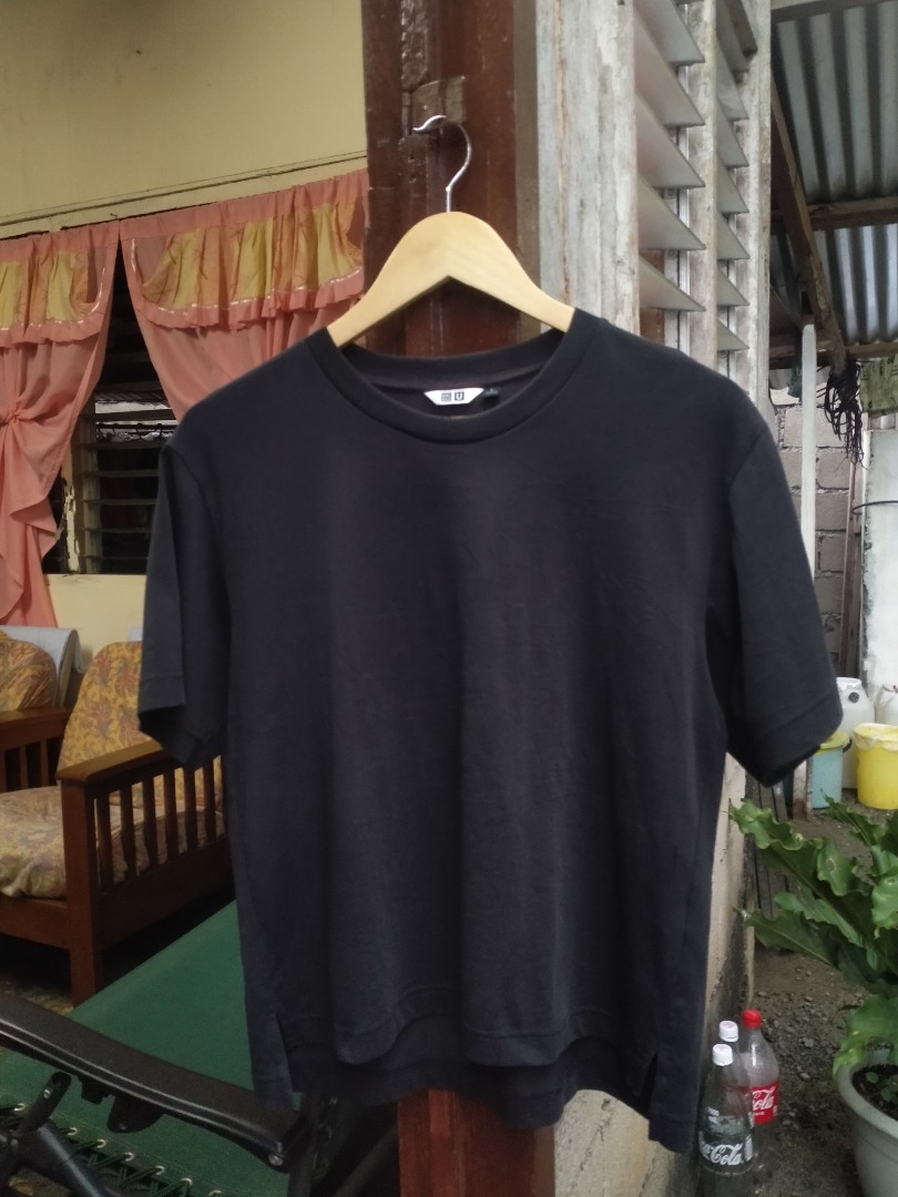 Uniqlo airism black tee, Women's Fashion, Tops, Shirts on Carousell
